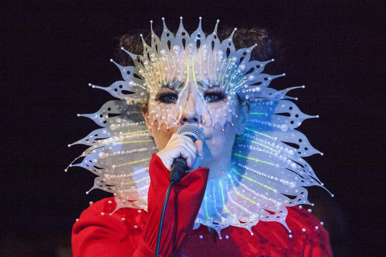 Björk unveils other-worldly visual for “Losss” and confirms UK shows ...