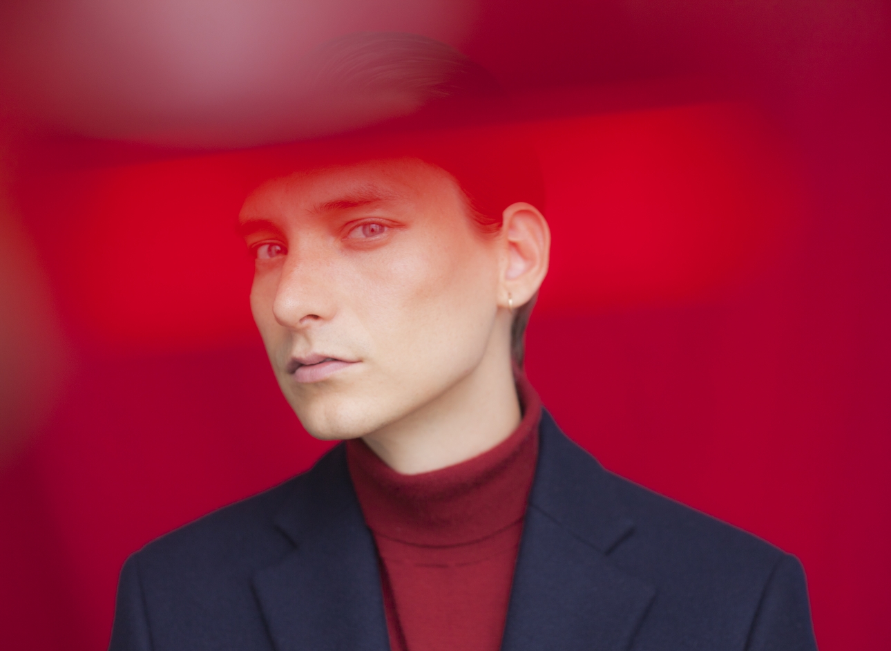 Thomas Azier drives forward with the piano-pop and explosive choruses ...