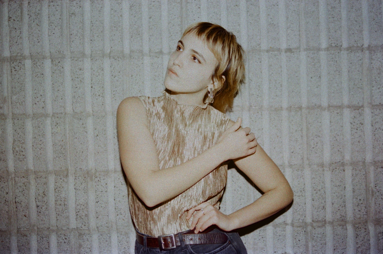 Dana Gavanski shares new track “Small Favours”