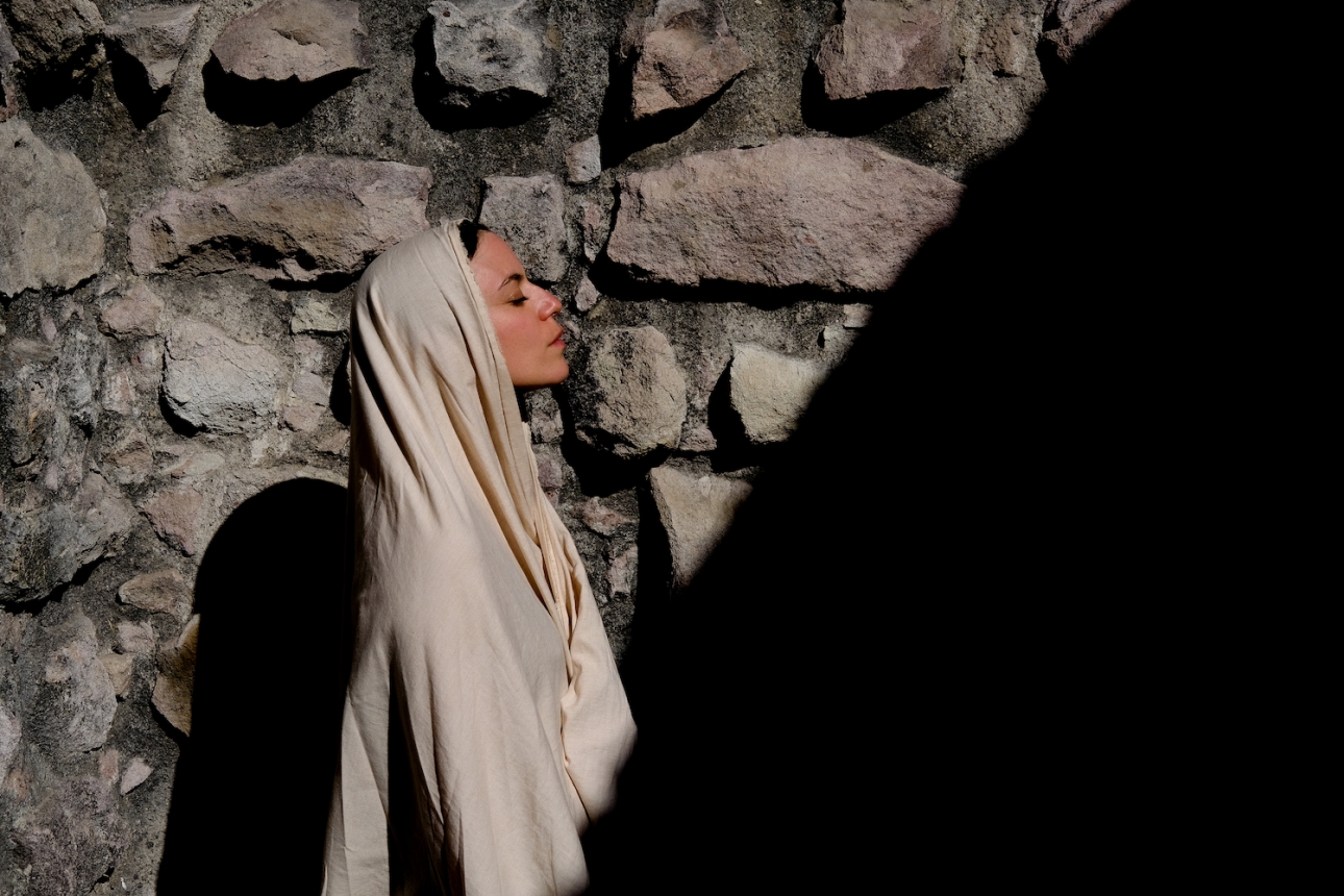 Deradoorian previews new album with fifth single “Mask of Yesterday”
