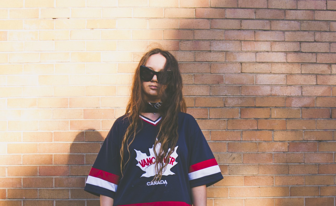 Mallrat sings about her crush on the fun and relatable “Nobody’s Home”