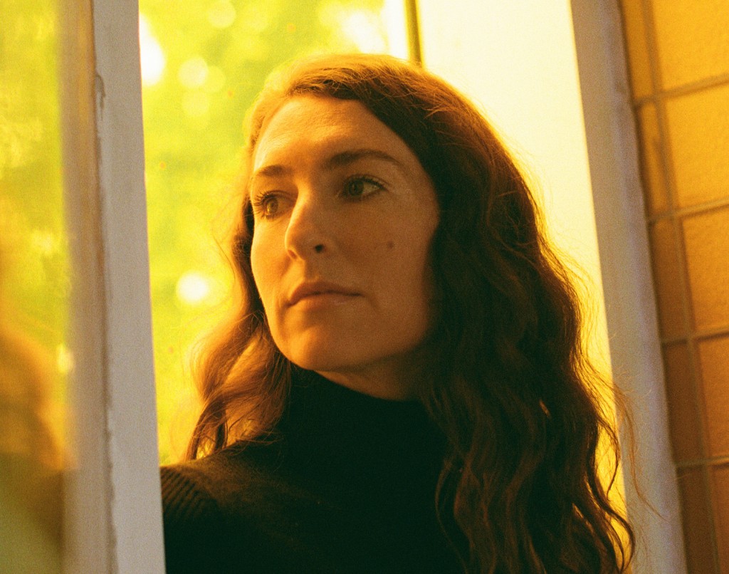 Hannah Georgas unveils new track “Just A Phase”