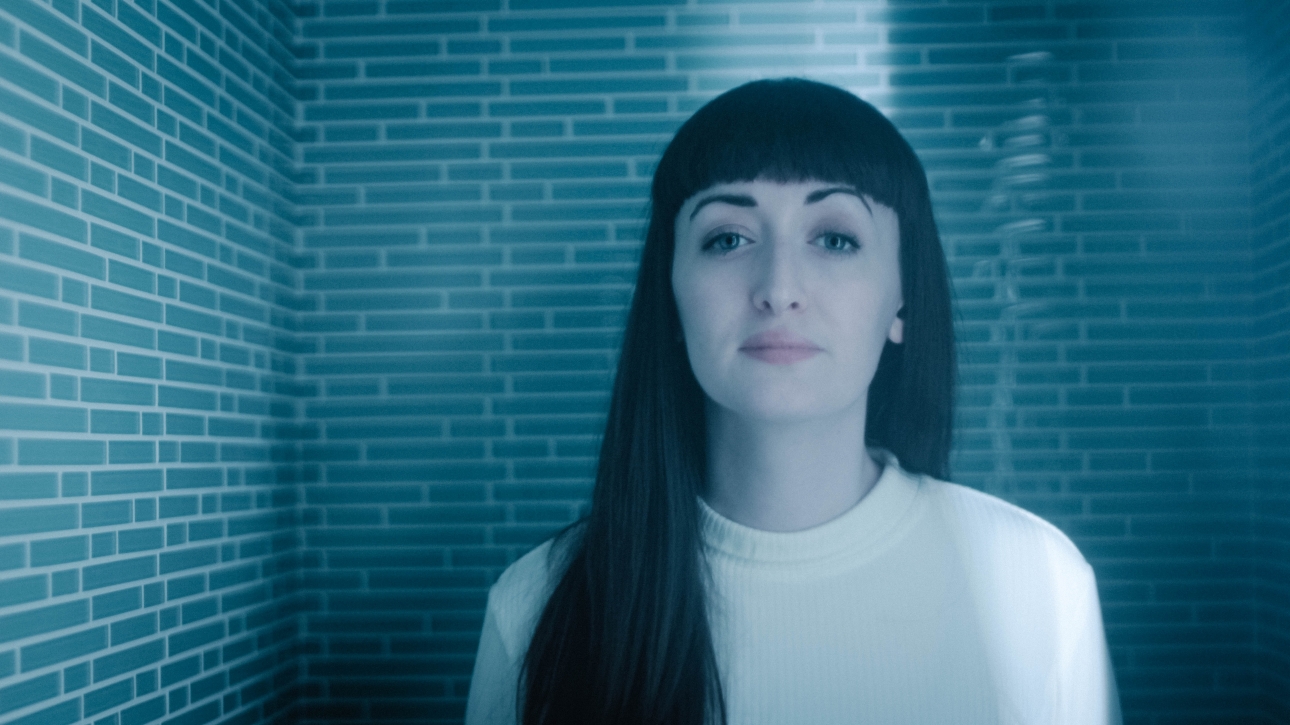 Irish singer-songwriter Maria Kelly shares hauntingly beautiful “Far Below”