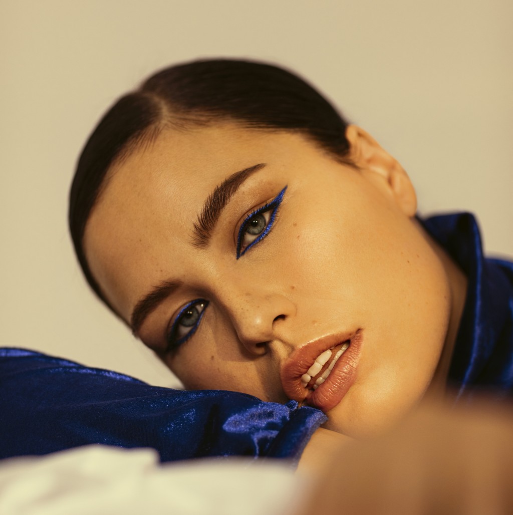 The soulful vocal of Molly Hammar soars on infectious new single “Alone ...