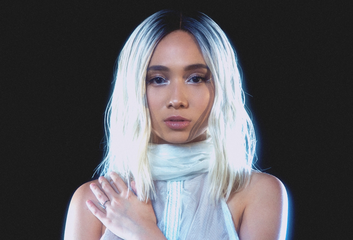 NIKI returns with cosmic new cut “Switchblade” - NEWS | BANDMINE.COM