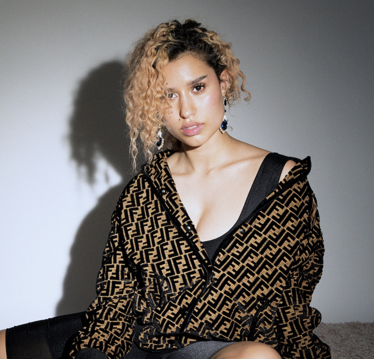 RAYE reveals new single “Friends”