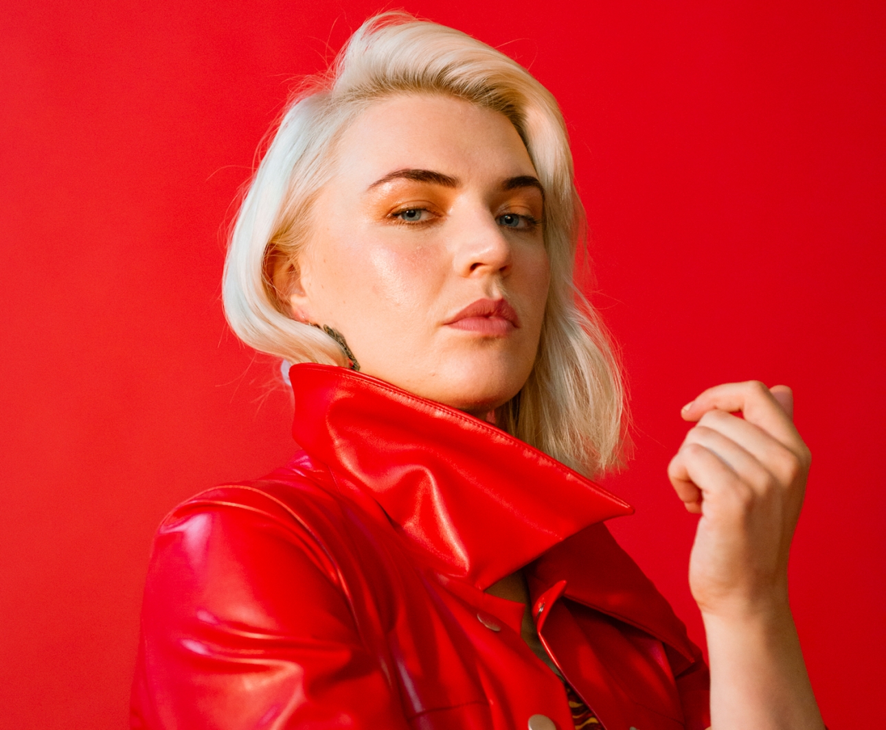 Self Esteem unveils new track “Rooms” from deluxe edition of debut album