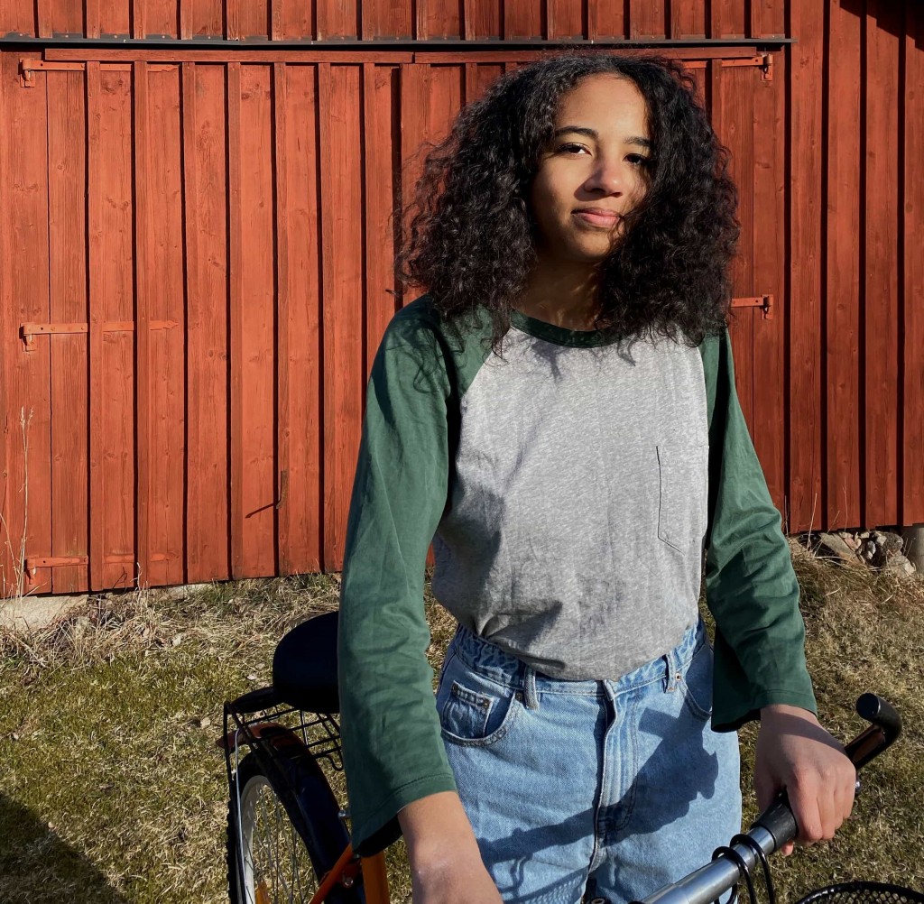 Anna Leone dreams in warm, soft colours on new single “Wondering ...