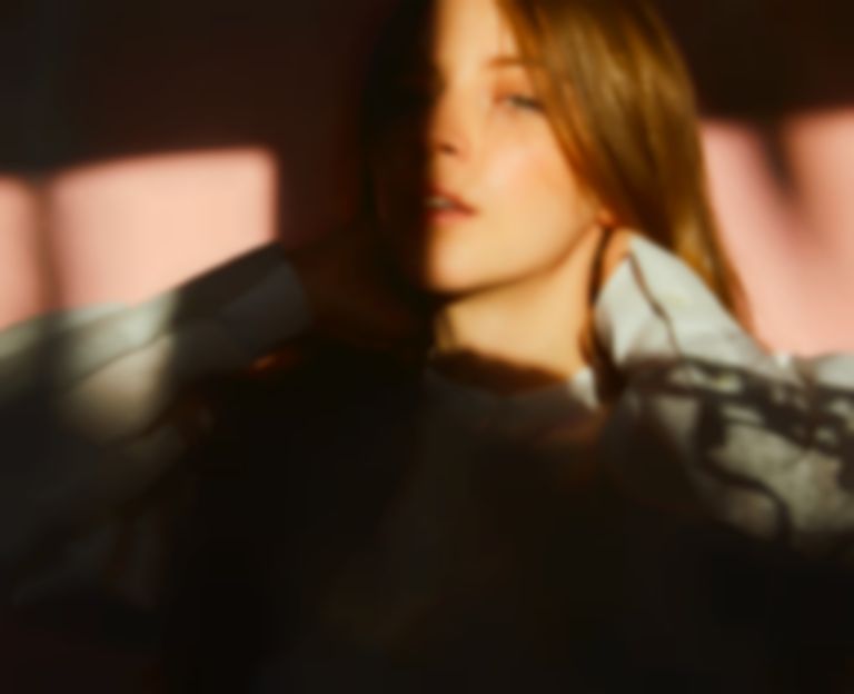 Jade Bird shares powerful piano ballad “My Motto”