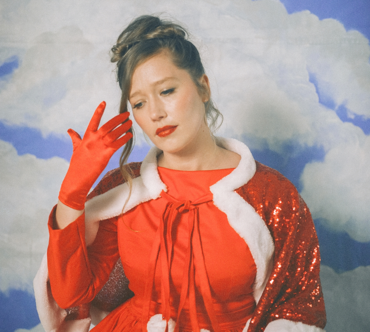 Julia Jacklin shares melancholic Christmas single “baby jesus is nobody ...