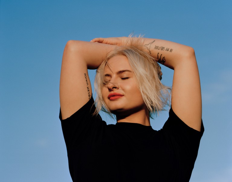 Låpsley unveils soothing piano ballad “Speaking of the End”