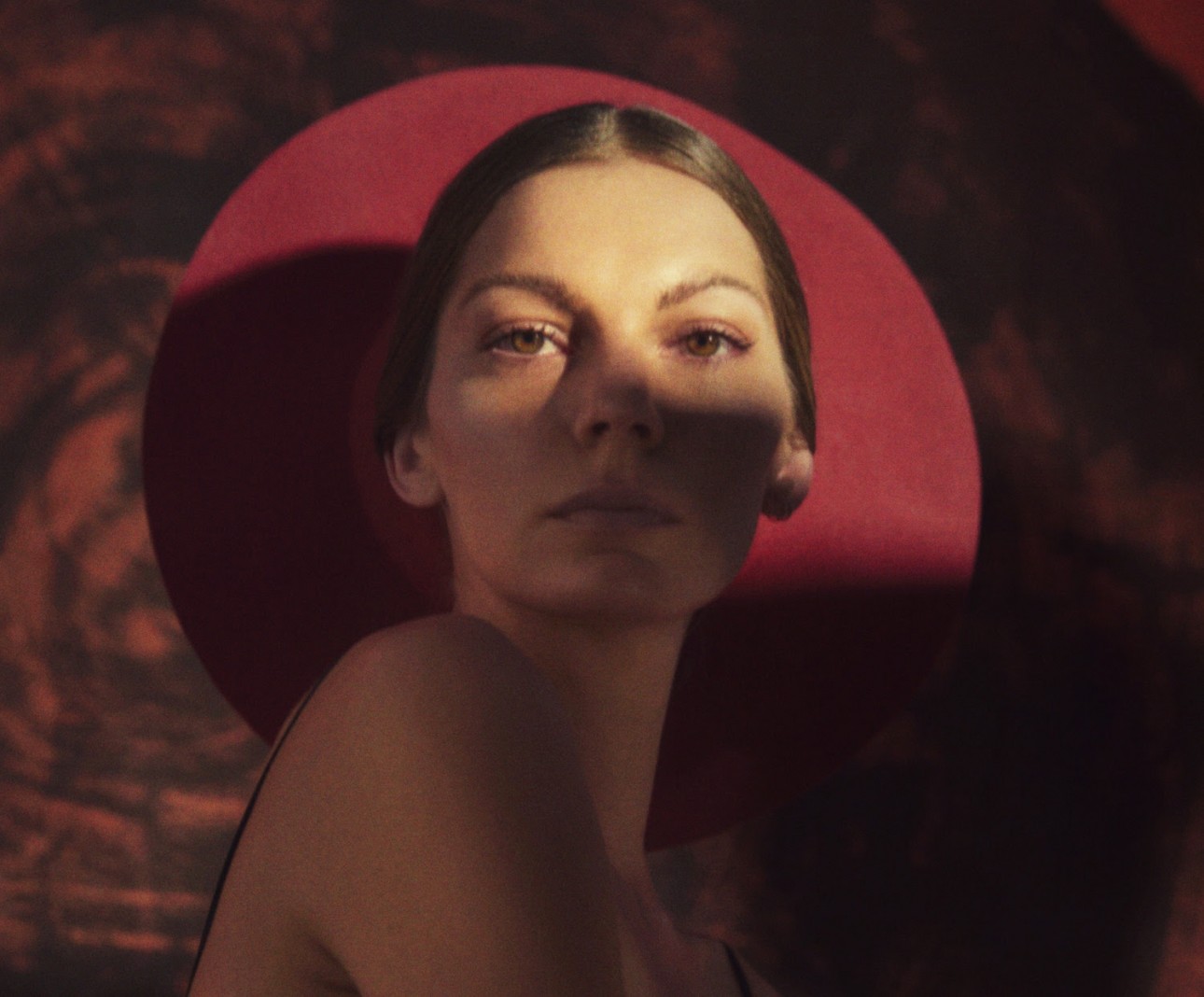 Rosie Lowe shares empowering new single “Pharoah” Rosie Lowe shares empowering new single “Pharoah”