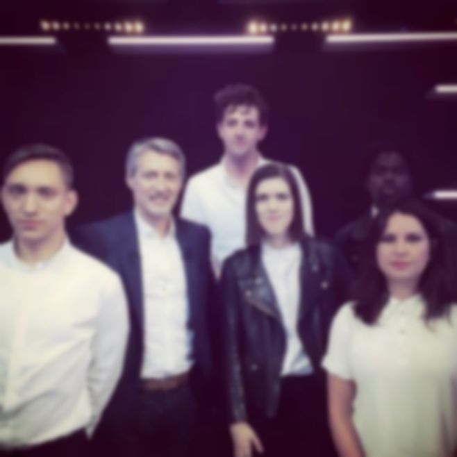 Jamie xx performs “Loud Places” with choir, the rest of The xx, and ...