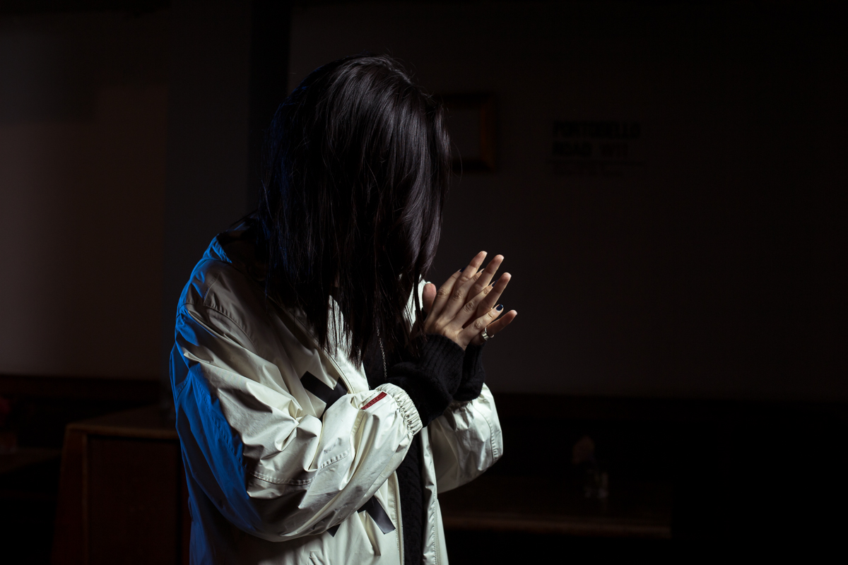 Elohim ventures into chaos on anxious pop anthem “Skinny Legs”