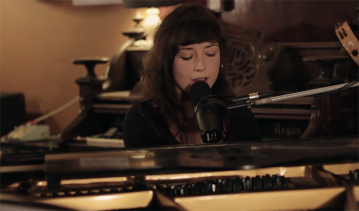 Watch Laura Groves perform “Inky Sea” and “Friday” in an intimate new ...