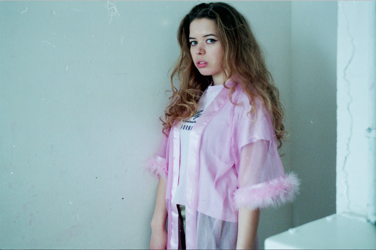 Nilüfer Yanya shares dazzling new jam “Golden Cage” ahead of Plant Feed EP