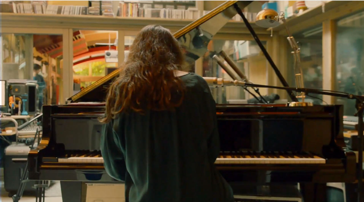 Watch Rachel Zeffira from Cat's Eyes perform 'Silver City Days' for ...