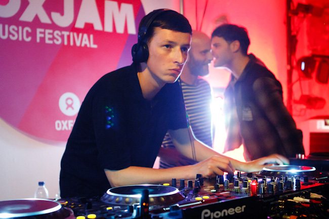 Photos of Totally Enormous Extinct Dinosaurs in London | The Line of ...